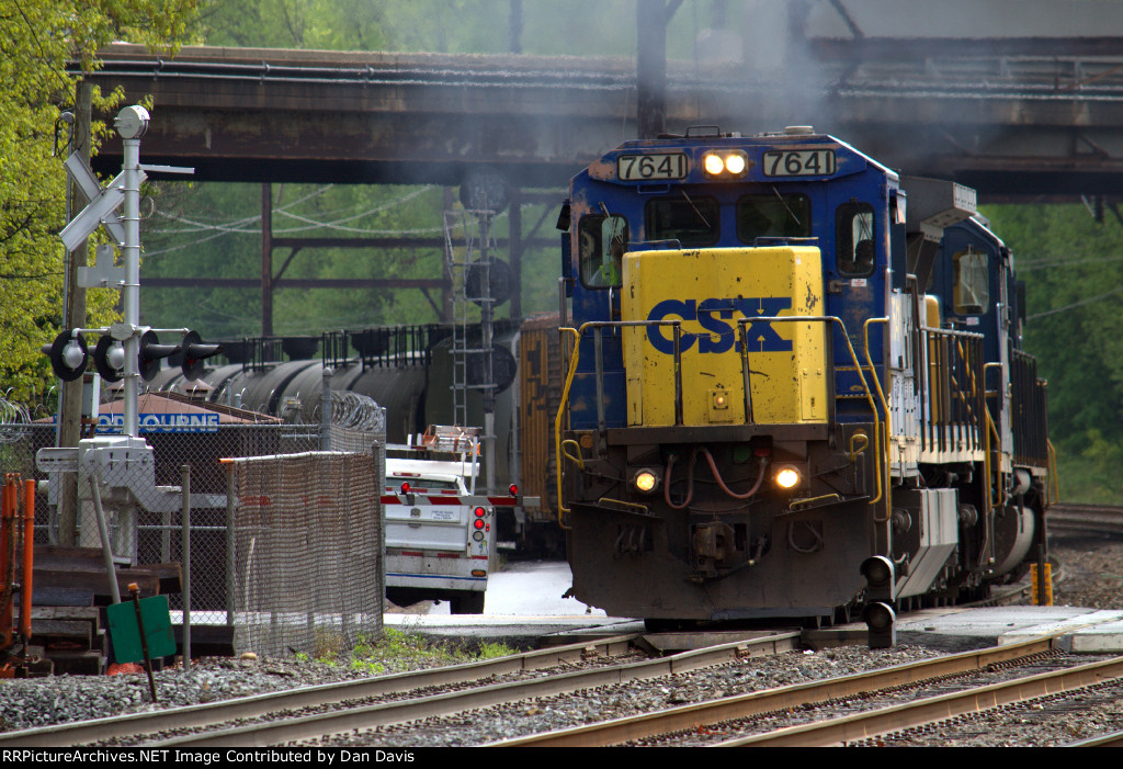 CSX C40-8 7641 leads Q418-07